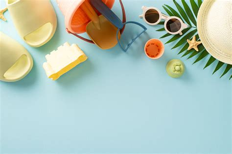 아이들과 함께하는 열대 리조트 야자수 잎 모래 장난감 파나마가 있는 슬리퍼 카피스페이스가 있는 셀레스트 격리된 배경에 선글라스가 있는 빈 장소의 탑 뷰 사진 0명에 대한