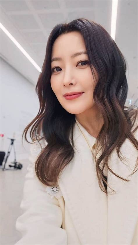 김희선 자체발광 갓희선 화이트 롱 코트로 뽐낸 독보적 우아함 스타와 패션 김희선 자체발광 갓희선 화이트 롱 코트로 뽐낸 독보적 우아함 스타와 패션