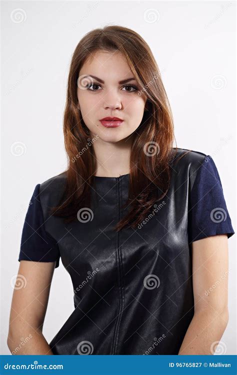 Portret Van Een Jong Meisje Stock Afbeelding Image Of Gelukkig één 96765827