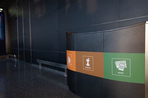 공항 터미널에서 쓰레기 분리를 위한 현대식 쓰레기통 관리 재활용 쓰레기 0명에 대한 스톡 사진 및 기타 이미지 0명 검은색