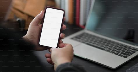 현대적인 사무실에서 은행 화면 스마트폰을 들고 있는 전문 사업가의 클로즈업 보기 사진 Unsplash의 손가락 이미지