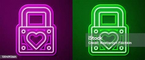 보라색과 녹색 배경에 고립 된 빛나는 네온 라인 잠금 및 심장 아이콘 잠긴 심장 사랑 기호 및 열쇠 구멍 기호 발렌타인 데이 기호 벡터 개념에 대한 스톡 벡터 아트 및 기타