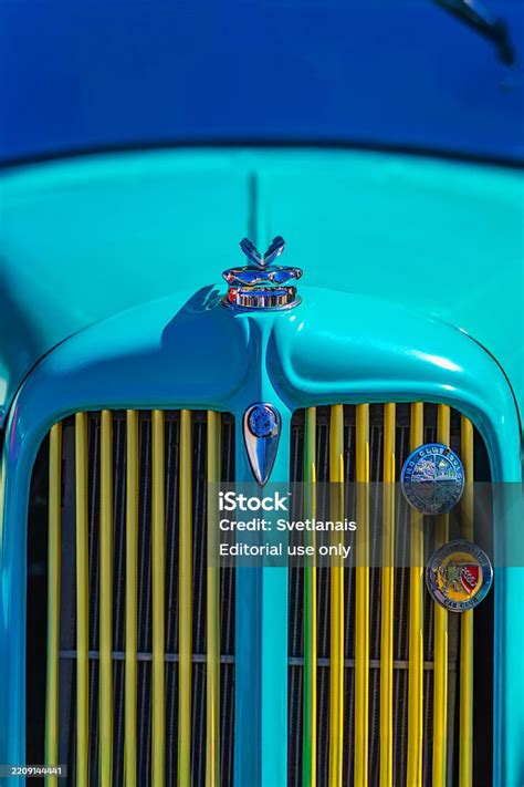 클래식 블루 크라이슬러 자동차 후드의 클로즈업 크롬 마스코트와 그릴 배지 자동차 후드는 스타일과 클럽의 자부심의 복고풍 상징이 됩니다 야외 복고풍 자동차 전시회 소피아