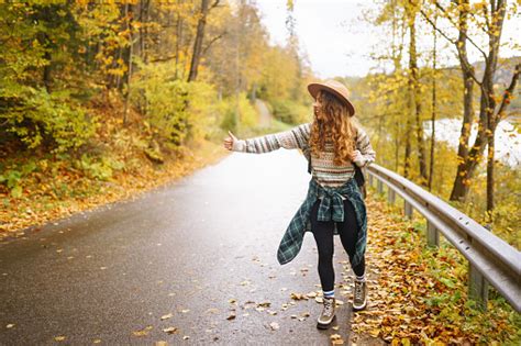 배낭과 모자를 쓴 등산복을 입은 여성 여행자가 길가에 서 있다 20 24세에 대한 스톡 사진 및 기타 이미지 20 24세 거리 건강한 생활방식 Istock