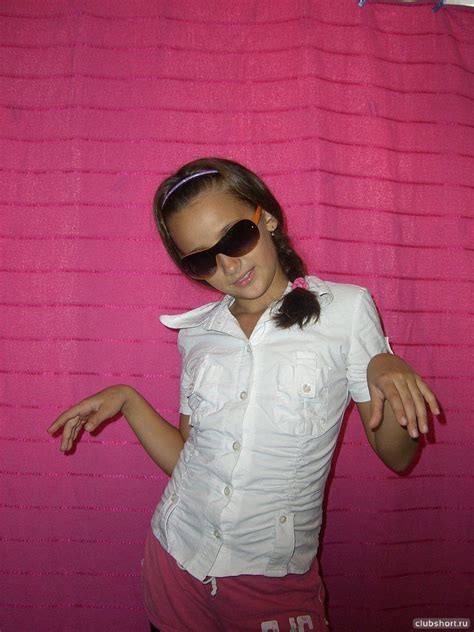 Девочка в очках и красных шортах Шорты фото