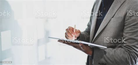 사무실에서 자신의 프로젝트에 작업하는 동안 태블릿을 사용하여 젊은 사업가의 자른 샷 개념에 대한 스톡 사진 및 기타 이미지 개념 개념과 주제 기업 비즈니스 Istock