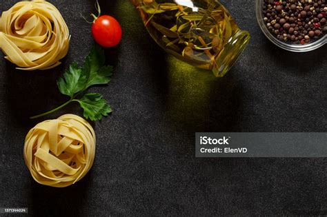 원시 페투치네 토마토 올리브 오일 향신료 어두운 배경 상단 보기 텍스트를 복사 할 수있는 공간에 이탈리아 요리를 요리하기위한 재료 세트 개념에 대한 스톡 사진 및 기타