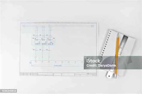 인쇄 된 전기 다이어그램 상단 보기 건설 전기 또는 엔지니어링 개념 배선 다이어그램 메모장 눈금자 및 연필 계획에 대한 스톡