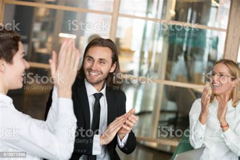 성공적인 거래 닫는와 동료 축 하 박수 흥분된 비즈니스 파트너 기업 문화에 대한 스톡 사진 및 기타 이미지 기업 문화 기업 비즈니스 남자 Istock