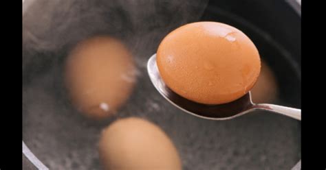 Как сварих яйцата без да ми се пукне нито едно Всички правите тези 4 грешки затова се пукат