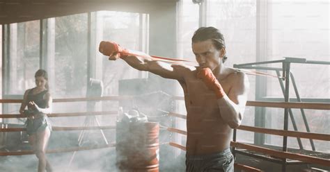 체육관에서 권투 링에서 저항 밴드로 운동하는 잘 생긴 남자 완벽한 모양의 팔과 등 근육 사진 Unsplash의 킥복싱 이미지