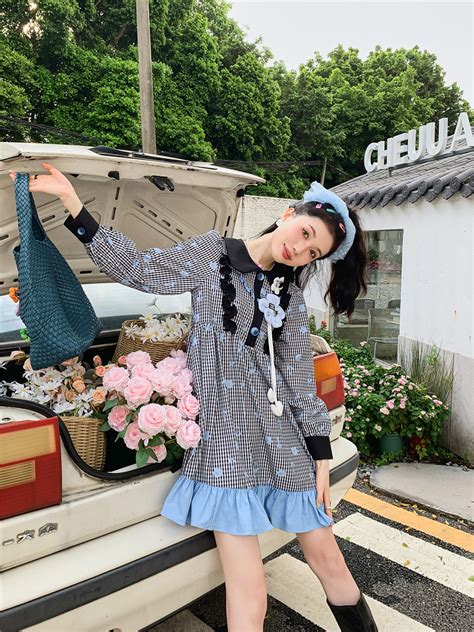 Deargod正韓女裝法式荷葉邊立體花朵連衣裙女秋季泡泡袖娃娃領寬松提花格子襯衣裙 源訊生活館