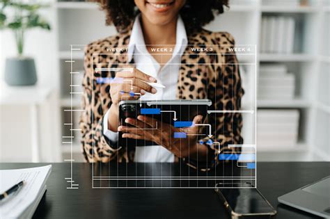 프로젝트 관리자는 마일스톤 진행 계획 및 Gantt 차트 일정 다이어그램으로 작업 및 업데이트 작업을 수행합니다 스마트 폰