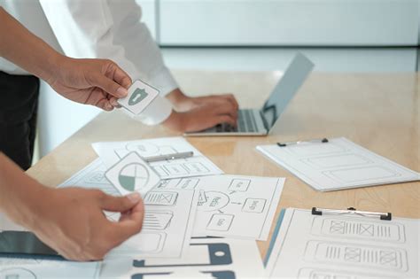 Ux 디자이너가 스마트폰 레이아웃에서 웹을 디자인하는 사용자 경험 모바일 응용 프로그램 프로토타입을 작업하는 Ui 개발자 계획 사용자 경험에 대한 스톡 사진 및 기타 이미지