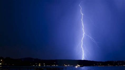 Төв Дорноговь Хэнтий аймгийн ихэнх нутгаар дуу цахилгаантай бороо орно