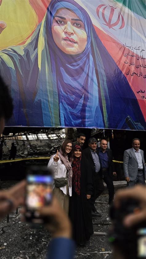 عکس یادگاری خبرنگار آمریکایی با سحر امامی در کنار ساختمان شیشه‌ای