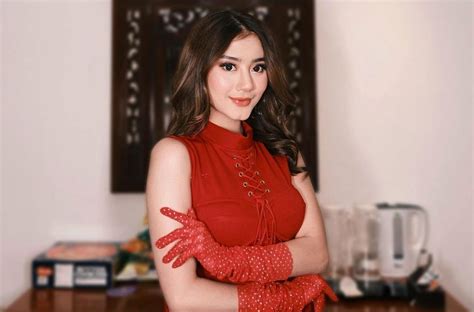 Resmi Jadi Jomblo Tampilan Ghea Youbi Pakai Dress Merah Cantik Poll Okezone Women