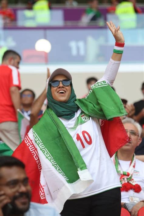همشهری آنلاین تصاویر شادی زنان ایرانی با پوشش‌های مختلف در استادیوم ؛ از دختر چادری با پرچم