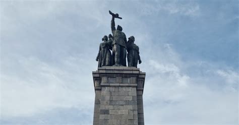 Паметникът на Съветската армия едва ли ще бъде преместен до края на годината