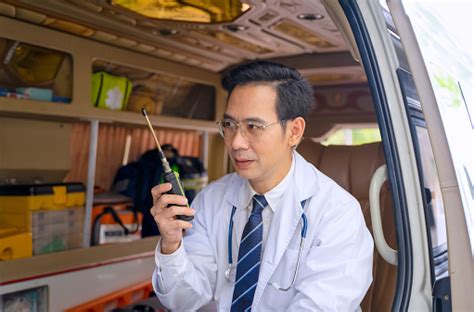 의사는 구급차에서 환자를 검진합니다 조수와 함께 워키토키에 대한 스톡 사진 및 기타 이미지 워키토키 구급차 건강관리와 의술 Istock