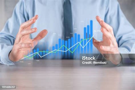 긍정적 인 이익 성장과 그래프를 들고 사업가 남자 계획 그래프 성장과 그의 사업에서 차트 긍정적 인 지표의 증가더 많은 수익성과 성장 개념에 대한 스톡 사진 및 기타 이미지