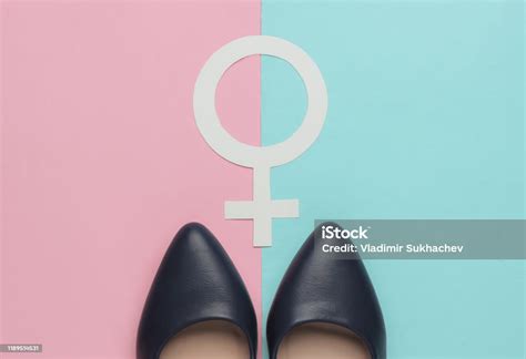 페미니즘 여성 성별 기호 핑크 블루 파스텔 배경에 하이힐 신발 맨 위 보기 0명에 대한 스톡 사진 및 기타 이미지 0명