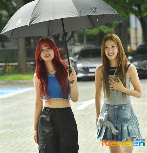 스테이씨 재이x아이사 비가 와도 출근해요~ [포토엔hd] 뉴스인코리아