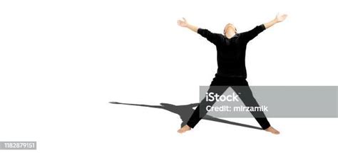 활동적인 운동을하고 자신의 그림자와 함께 흰색 배경에 고립 된 포즈를 취하는 활동복 복장의 남성 십대의 전체 길이 샷 그림자에 대한 스톡 사진 및 기타 이미지 Istock