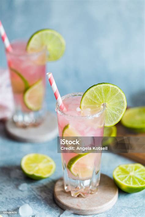 라임과 자몽 주스와 으깬 얼음을 곁들인 신선한 핑크 칵테일 분홍에 대한 스톡 사진 및 기타 이미지 분홍 과일 칵테일 Istock