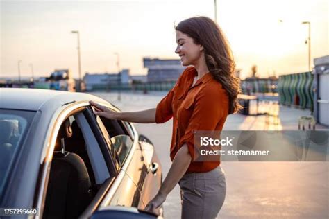 성공한 여성이 밖에 서서 차 문을 엽니다 차에 타는 사업가 자동차 대리점에 대한 스톡 사진 및 기타 이미지 자동차 대리점 차 여자 Istock