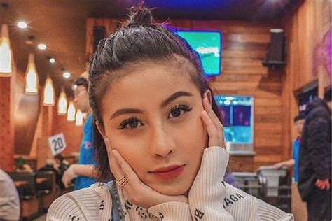 Foto Reaksi Awkarin Saat Dikira Mantan Istri Sandiaga Uno