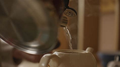 여자는 티 백에서 컵 및 Brew 차에 끓는 물 부 어 넣는다 여자는 차 주전자에 뜨거운 물 부 어 차 뜨거운 음료에 대한 스톡 사진 및 기타 이미지 Istock