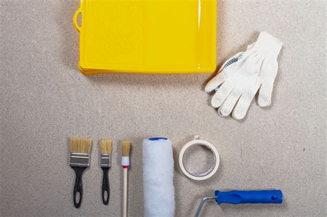 페인트로 벽을 페인팅하기위한 도구 세트입니다 콘크리트 바닥에 브러시 트레이 롤러 0명에 대한 스톡 사진 및 기타 이미지 0명 Diy 개선 Istock