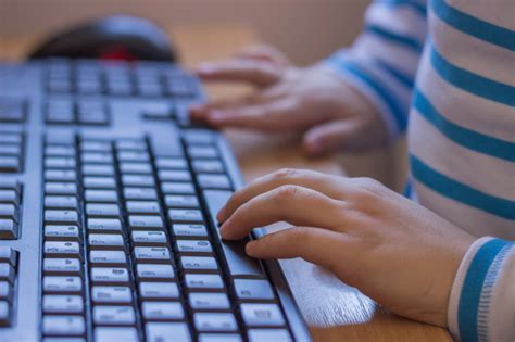 Fetițe de ani descoperite în timp ce schimbau online mesaje cu subiecte sexuale sexting