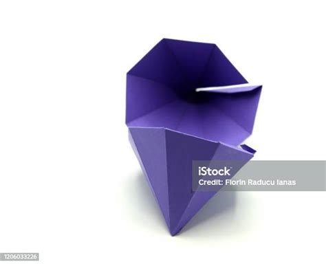 보라색 종이에서 잘라 흰색 배경에 위에서 촬영 된 기하학적 모양 팔각형 디피라미드의 지오메트리 그물 3d 형상 또는 솔리드를