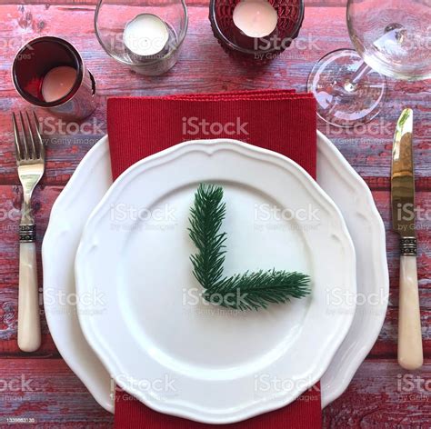 축제 크리스마스 테이블 설정 양초 와인 잔 칼붙이 옷감 냅킨 접시 0명에 대한 스톡 사진 및 기타 이미지 0명 겨울 계절
