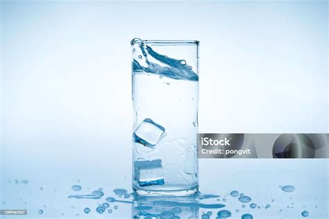 얼음 조각이 물 잔에 떨어졌습니다 맑은 유리에서 물이 튀었다 신선한 개념 가득 찬에 대한 스톡 사진 및 기타 이미지 가득 찬 광물질 기포 Istock