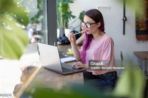 커피숍에서 테이블에 앉아 젊은 사업가의 측면 보기 에 테이블 한잔 커피와 노트북 흰색 배경 벽 및 창 노트북에 대한 스톡 사진 및 기타 이미지 Istock