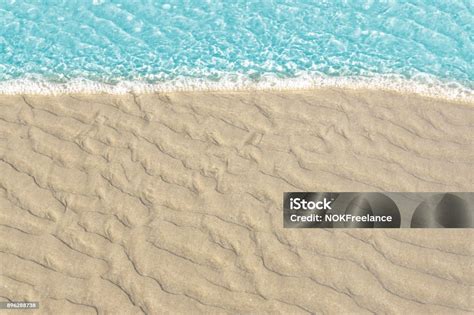 모래 해변에서 파란 바다의 부드러운 물결입니다 배경 모래와 해변 배경에서 웨이브 텍스트 및 기타에 대 한 하단에 공간을 드롭 0명에 대한 스톡 사진 및 기타 이미지 Istock