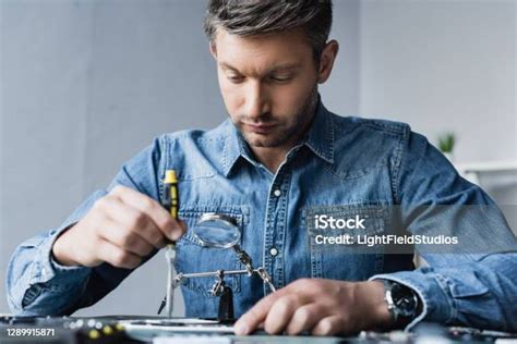 흐린 전경에 직장에서 휴대 전화를 고정 드라이버와 집중 수리 30 34세에 대한 스톡 사진 및 기타 이미지 30 34세 기술자 깨짐 Istock