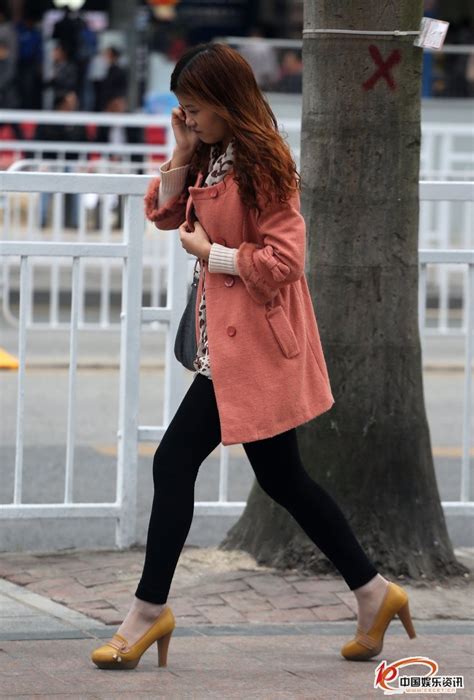 靓丽淑女黑色紧身美体裤纤细美腿 中国娱乐资讯网CECET CN