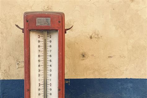 빨간색과 흰색 아날로그 벽시계 사진 Unsplash의 무료 회색 이미지