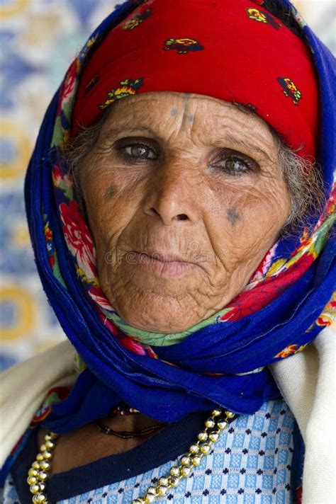 Tunisie Vieille Femme De Berber Au Village De Chenini Image éditorial