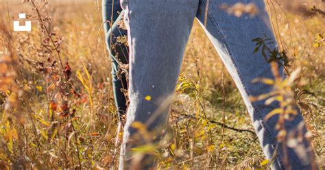 갈색 셔츠와 파란색 데님 청바지를 입은 여자가 낮 동안 갈색 잔디밭에 서 있다 사진 Unsplash의 무료 시카고 이미지