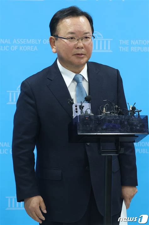 질문 받는 김부겸 전 총리 네이트 뉴스