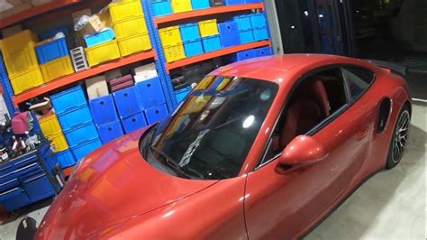 포르쉐 911 터보 차량의 룸미러 거울 곰팡이 얼룩발생으로 프레임리스 고급형 룸미러로 교체 수리한 영상입니다 이외의 수입차 전용 하이패스룸미러 장착 고장수리등의 정보