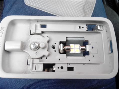 Как снять плафон освещения салона тойота аурис 90 фото