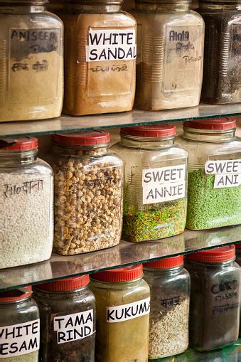 다채로운 향신료 분말 고 델리에서 전통적인 거리 시장에서 허브 인도 가루로 빻은에 대한 스톡 사진 및 기타 이미지 가루로