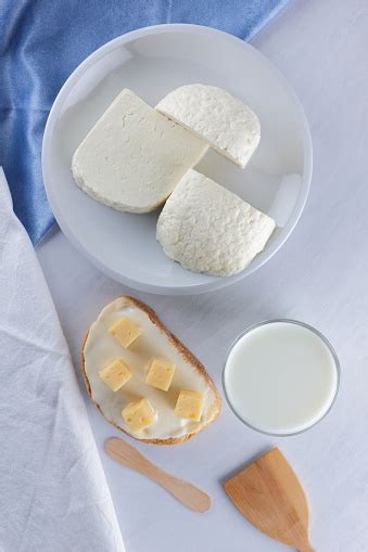 치즈 유제품 구색 흰색 배경에 블루 냅킨 나무 배경 나무 칼 평면도 부드러운 치즈와 함께 샌드위치 화이트 흰색 접시 유리 팝 아트 Kefir에 치즈 건강한 식생활에 대한