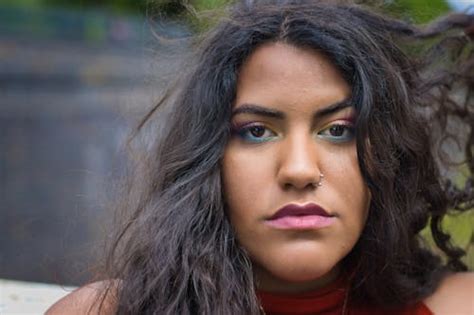 Updo 가벼운 메이크업 갈색 머리 수직 쐈어 얼굴에 여성 초상화 카메라를보고에 관한 무료 스톡 사진